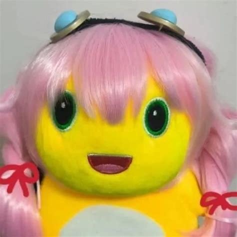 贱兮兮奶龙 逆天抽象表情包 可爱的粉色长发玩偶，大眼咧嘴笑超萌超治愈表情包图片动图 求表情网 斗图从此不求人