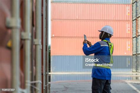 포먼 제어 물류 수출 배경 가져오기에 대 한 화물 화물선에서 컨테이너 상자를 로드 합니다 경제에 대한 스톡 사진 및 기타 이미지 경제 공사장 감독 공학 Istock