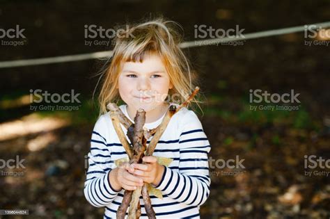 야외에서 행복한 웃는 유아 소녀의 초상화 금발 머리를 가진 어린 아이가 카메라를 보고 미소짓고 있습니다 행복한 건강한 아이는 야외 활동과 놀이를 즐길 수 있습니다 4 5세에