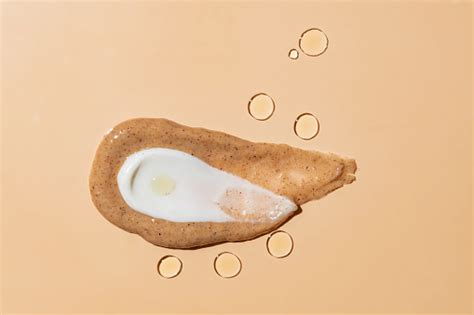 베이지 색 배경에 스킨 케어 제품 질감 커피 스크럽 페이스 크림 및 에센셜 오일 방울의 개념적 트렌디 한 샷 색상 견본에 대한 스톡 사진 및 기타 이미지 Istock