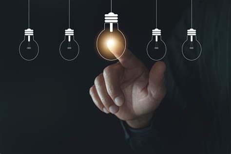 빛 전구를 만지고 손가락의 창조적 인 개념 및 삽입 텍스트에 대 한 공간을 복사 합니다 개념에 대한 스톡 사진 및 기타 이미지 개념 개념과 주제 기업가 Istock