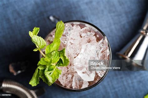 민트 줄렙 칵테일 술 버번 위스키 민트 잎 설탕 시럽 및 아로마 비터 0명에 대한 스톡 사진 및 기타 이미지 0명 감초 사탕 고명 Istock