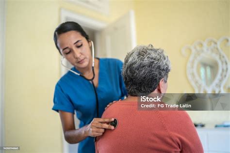 요양원의 침실에서 청진기를 사용하여 노인 여성의 폐를 검사하는 중년 성인 간호사 폐에 대한 스톡 사진 및 기타 이미지 폐 의사 청진기 Istock