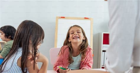 학교에서 아이들에게 예술을 가르치는 백인 아름다운 젊은 여성 교사 매력적인 강사 마스터 여성은 교실에서 학생 유치원 유치원과 함께 그림과 그림을 설명하고 교육합니다 사진