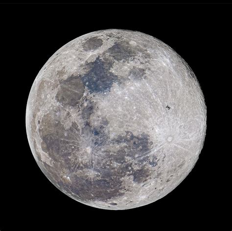 보름달 앞을 지나가는 국제우주정거장  유머움짤이슈 에펨코리아