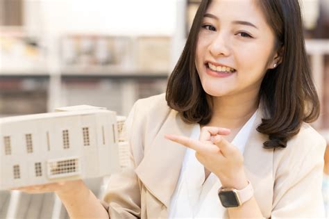 쇼룸에서 재료 샘플 보드작업하는 건축가 또는 인테리어 디자이너 부동산 가정 장식의 사업 창의적인 사람들이 일터에서 일합니다