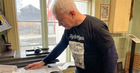 Dunsten Av Bly Og Lyden Av Gamle Maskiner Nå Trykkes årets Fjeld Ljom Nearadiono