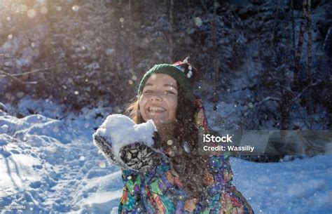 행복 한 겨울 재미 눈 배너를 던지는 여자 야외 라이프 스타일 여자 노란색 코트 모자 장갑 스카프에 웃음 밖에 눈에 재생의 파노라마 자르기 감기와 독감에 대한 스톡 사진 및