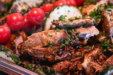 야채를 곁들인 돼지 등심 로스트 비프 브라질 레스토랑 또는 뷔페에서 제공 파티 및 사교 행사 바베큐 및 축하 행사를위한 전형적인 음식 건강한 생활방식에 대한 스톡 사진 및