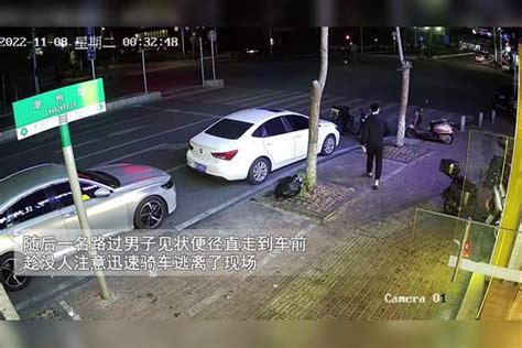 小哥停车取外卖忘拔钥匙，刚进店电动车被男子骑走，网友气愤不已