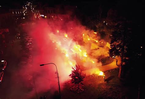 “Чкембари“ го “запалија“ паркот кај Саатот во чест на загинатите битолчани кај Вејце и упатија