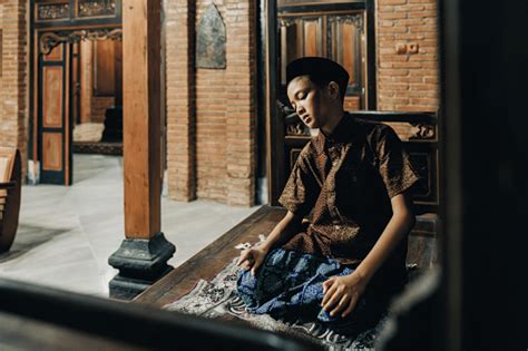 알라의 친절을 숭배하는 젊은 무슬림 무슬림 어린이들은 이슬람 원칙에 따라 기도하고 있다 말레이시아 민족에 대한 스톡 사진 및 기타 이미지 말레이시아 민족 바틱