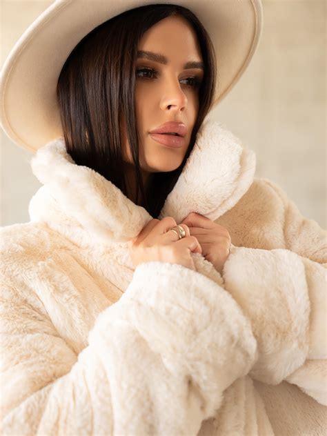 Молочне пальто зі штучного хутра 13631 за 3486 грн купити з колекції Hunky