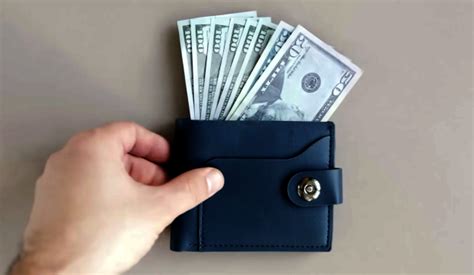 Українцям розповіли що слід зробити із доларами