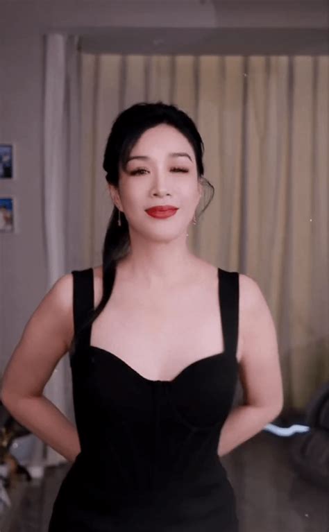 钟丽缇重演《中南海保镖》杨倩儿 穿黑色吊带好美 搜狐大视野 搜狐新闻