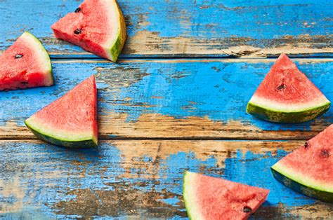 씨앗과 잘 익은 육즙 수박의 흩어져 조각은 오래된 낡은 푸른 나무 테이블에 놓여있다 텍스트를 위한 공간 건강한 식생활에 대한 스톡 사진 및 기타 이미지 Istock