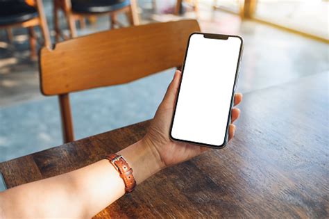 빈 데스크톱 화면으로 검은 색 휴대 전화를 들고있는 여성 가득 찬에 대한 스톡 사진 및 기타 이미지 가득 찬 검은색 공란 Istock