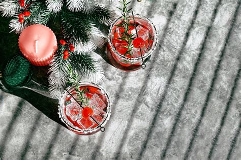 크리스마스 크랜베리 칵테일 딸기와 얼음을 곁들인 맛있는 얼음 알코올 음료 겨울 방학을 위한 축제 목테일 크리스마스에 대한 스톡