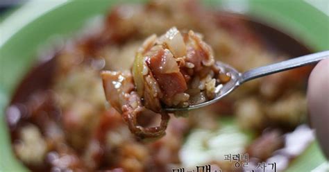 소스 곁들인 베이컨 볶음밥