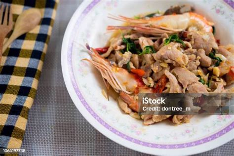 돼지고기와 새우 믹스 바 질 잎 뜨겁고 매운 볶음 태국 인기 메뉴 건강한 식생활에 대한 스톡 사진 및 기타 이미지 건강한 식생활 고기 그릇 Istock