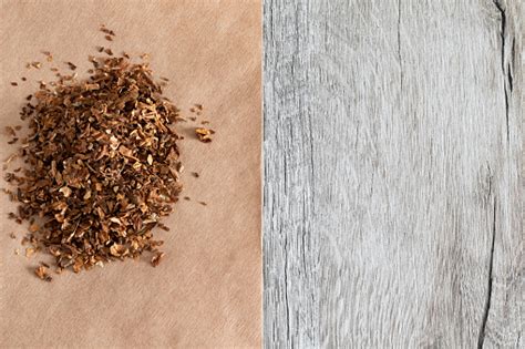 평평한 평지 나무 배경과 복사 공간에 종이 조각에 분쇄 및 건조 담배의 무리 0명에 대한 스톡 사진 및 기타 이미지 0명 건강관리와 의술 공예 Istock