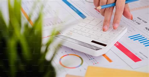 닫기 회계사는 재무 제표 보고서에서 계산기 분석 재무를 사용합니다 사진 Unsplash의 저축 이미지