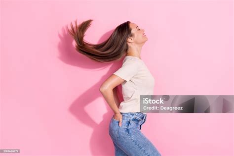 화려한 아가씨의 프로필 사진 감긴 눈 비행 머리 이빨 미소 고립 된 핑크 색상 배경 30 34세에 대한 스톡 사진 및 기타 이미지 30 34세 T 셔츠 갈색 Istock