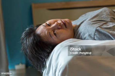 아시아 여자 40 통 통 몸 낮잠 이나 흰색에 수 면 나머지 침실에 침대와 휴식 하기 때문에 피로 또는 피곤 40 49세에 대한 스톡 사진 및 기타 이미지 Istock