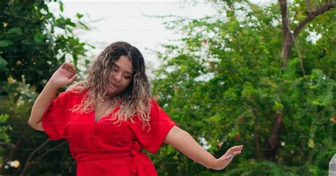 공원에서 면 드레스를 입은 히스패닉 여성 숙녀 패션 컨셉 사진 Unsplash의 플러스 사이즈 이미지