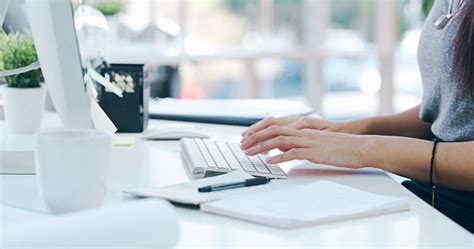 카피라이팅을 위한 크리에이티브 손과 컴퓨터 보도 자료 및 타이핑 및 디지털 계획을 위한 사무실 및 컴퓨터 정보 카피라이터 및 키보드를 가진 사람 시장 조사 및 비즈니스 용