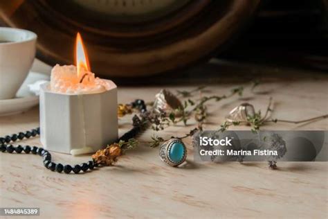 불타는 촛불 달의 상징 가벼운 자연 배경에 누워있는 부적 이교도 위칸 슬라브 전통 요술 밀교 영적 의식 추분 축제 검은색에 대한 스톡 사진 및 기타 이미지 Istock