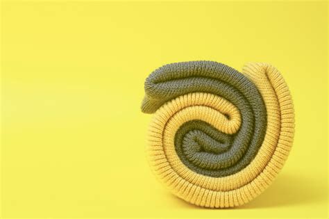 올해의 색상 2021 얼티밋 그레이와 일루미네이션 배경 회색 및 조명 노란색 배경에 겨울 모자 디자인과 색상 트렌드의 의류 0