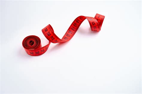 흰색 배경에 빨간색 줄자입니다 길이와 부피를 측정하기 위한 도구 의류 산업 또는 인체의 부피를 측정하기 위한 테이프 0명에 대한 스톡 사진 및 기타 이미지 Istock