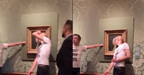 ‘진주 귀걸이를 한 소녀 그림에 본드로 머리 붙인 대머리 남성 왜