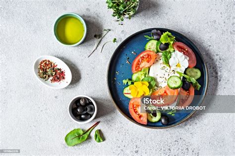 페타 치즈 신선한 야채 바삭한 양상추 마이크로 그린및 보라색 꽃을 곁들인 식욕을 돋우는 샐러드 그리스 샐러드의 비표준 제공량 0명에 대한 스톡 사진 및 기타 이미지 Istock