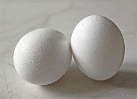 Huevos Blancos Sobre Fondo Blanco Foto Premium