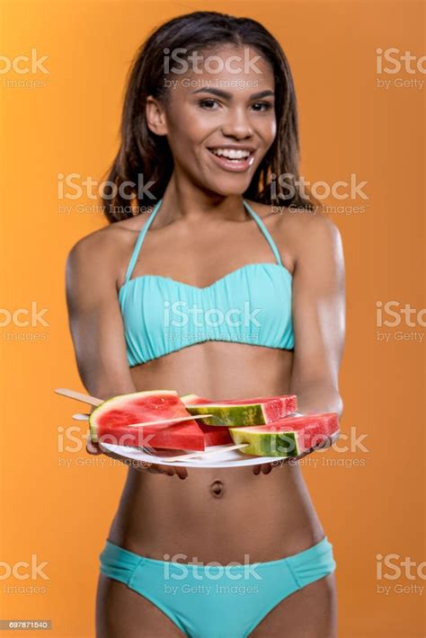 매력적인 아프리카계 미국인 여자 수영복 수 박 조각 접시를 들고 개인 장식품에 대한 스톡 사진 및 기타 이미지 개인 장식품 건강한 생활방식 건강한 식생활 Istock