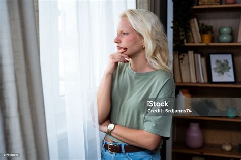 집에서 슬픈 수심에 잠긴 여자 우울증 계절성 정서 장애 정신 건강 혼자 창밖을 내다보기 내향적인 사람 사람들로부터 자기 고립 불안에 시달리는 우울증 여성 20 29세에 대한