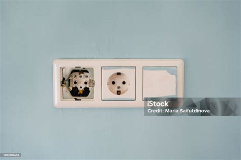전기 콘센트 파란색 벽에 결함이 있고 조잡한 트리플 소켓 0명에 대한 스톡 사진 및 기타 이미지 0명 3가지 개체 러시아 Istock