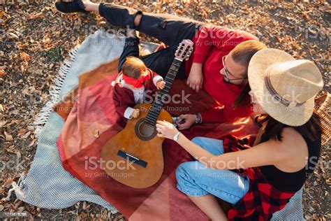 코카서스 인종 부모는 공원에서 화창한 오후에 자연에서 자신의 작고 귀여운 아기 딸과 함께 휴식을 취하는 자유 시간을 즐기고 3 명에 대한 스톡 사진 및 기타 이미지 Istock