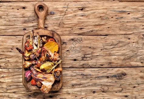 구운 야채를 곁들인 구운 닭 날개 사진 무료 다운로드 Lovepik