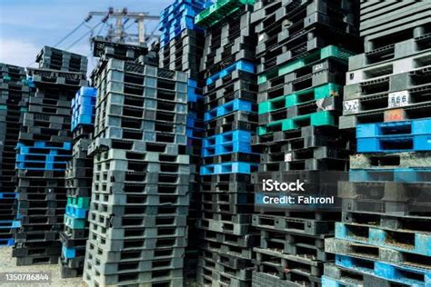 플라스틱 운송 팔레트 더미 공장 창고에 쌓인 산업용 플라스틱 팔레트 화물 및 배송 개념 수출 배달 산업을위한 플라스틱 팔레트 랙 플라스틱 팔레트 저장 창고 플라스틱에 대한