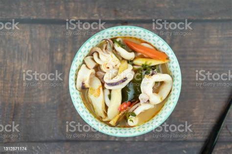 신선한 해산물 오징어는 바로 위에 나무 배경에 톰 얌 수프의 그릇에 아름답게 표시 건강한 식생활에 대한 스톡 사진 및 기타 이미지 건강한 식생활 고기 고수 Istock