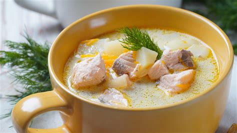 연어 감자 양파 당근 딜 셀러리가 있는 크리미한 생선 수프 칼라키토핀란드 요리 또는 러시아 우카 피쉬 헤드 수프의 전통 요리 건강한 식품 개념 오메가 3 감자 요리에 대한