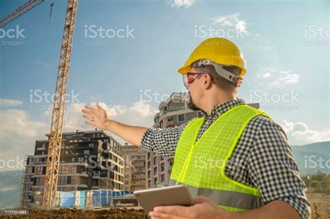 건설 크레인 앞에서 디지털 태블릿을 들고 작업자 건축가 또는 엔지니어 손 몸짓 건설 산업에 대한 스톡 사진 및 기타 이미지 건설 산업 건설 현장 건축 Istock
