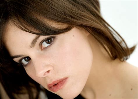 Classify Canadian Actress Emily Hampshire