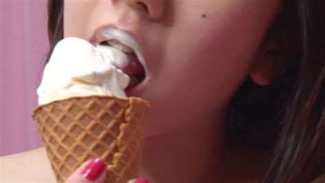 ショートボブの巨乳ちゃんがアレを頬張る姿が実はチンポを頬張る姿よりもエロい件 アダルト動画 ソクミル