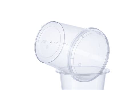 뚜껑이 달린 투명한 식품 등급 플라스틱 둥근 유리 흰색 배경에 플라스틱 용기 흰색에 격리 된 식품 플라스틱 상자 식품 또는 페인트 용 제품 포장 접착제 프라이머 0명에 대한