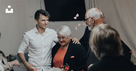 검은 드레스를 입은 여자 옆에 서 있는 하얀 드레스 셔츠를 입은 남자 사진 Unsplash의 무료 사람 이미지