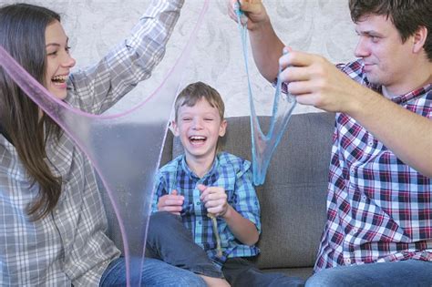 행복한 가족 엄마 아들과 아빠와 소파에 앉아 점액과 놀고 점액을 스트레칭 끈적끈적한에 대한 스톡 사진 및 기타 이미지 끈적끈적한 아이 완구류 Istock